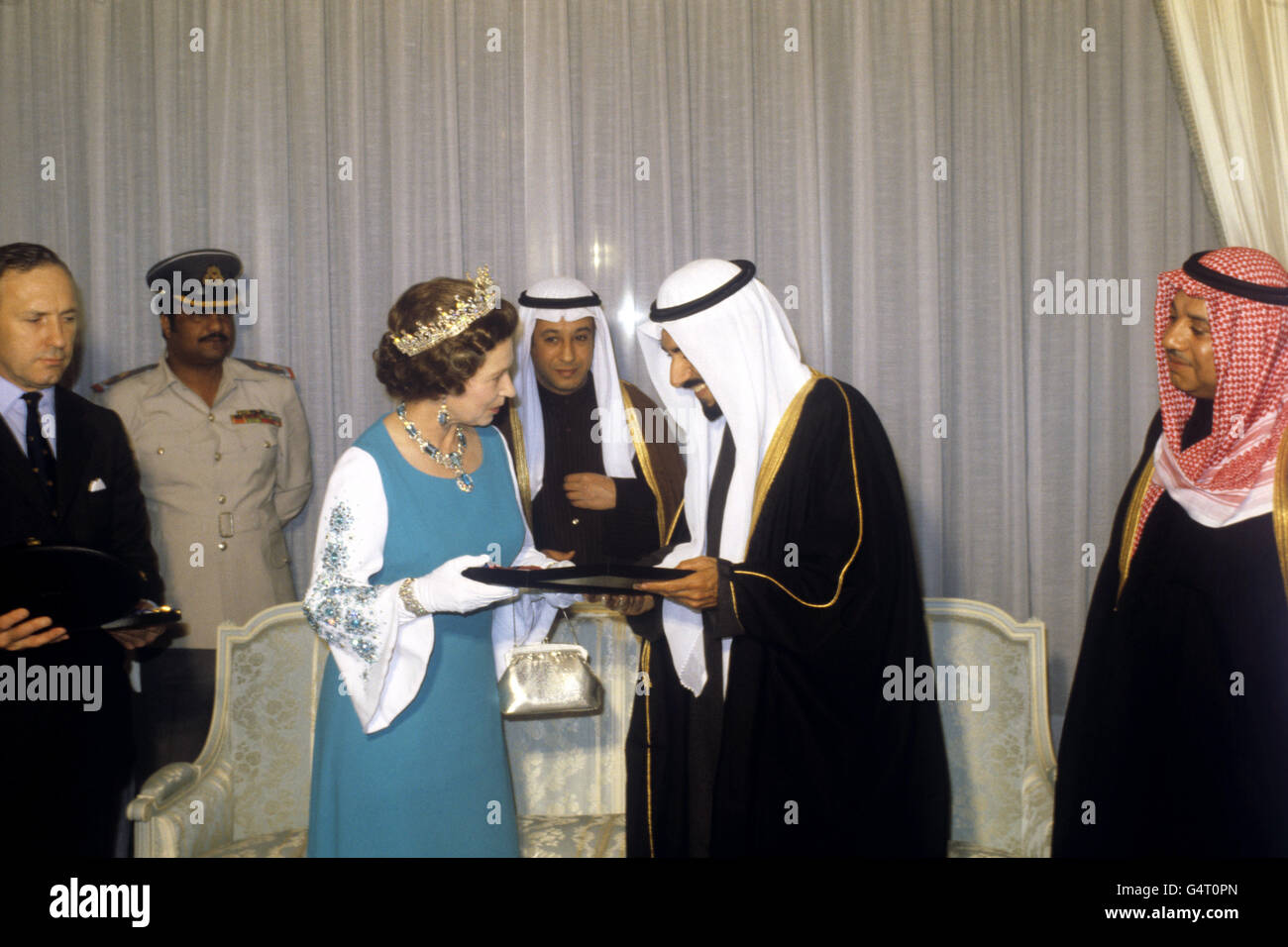 Königin Elizabeth II. Tauscht Geschenke mit dem Emir von Kuwait, Sheikh ...