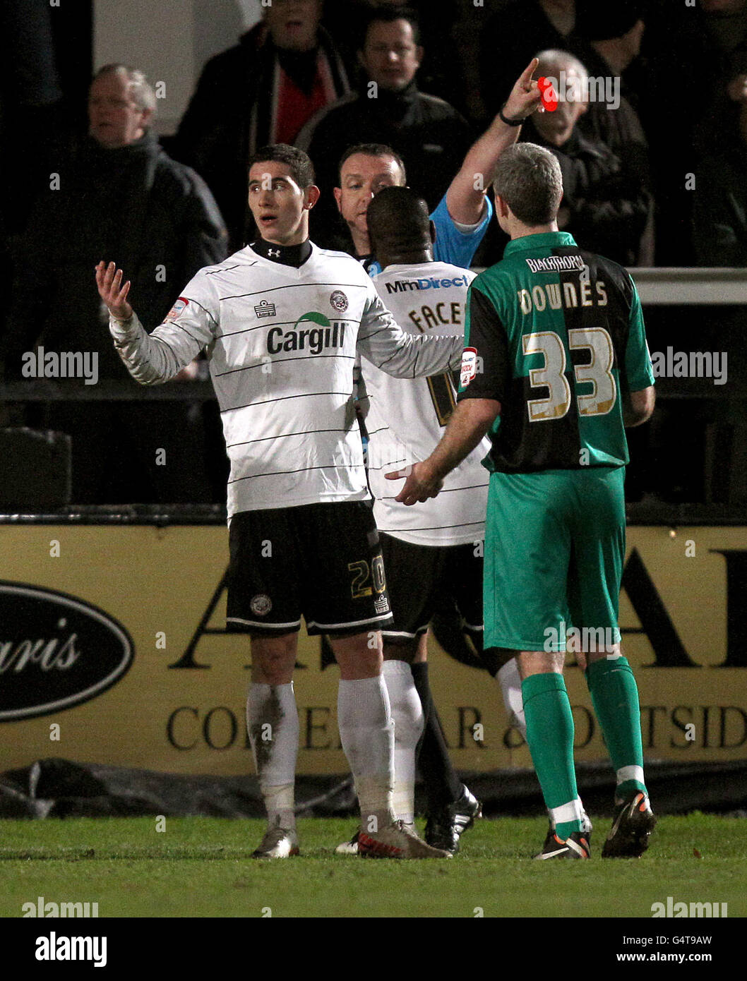 Benoit Dalibard von Hereford United (links) zeigt seine Überraschung ...