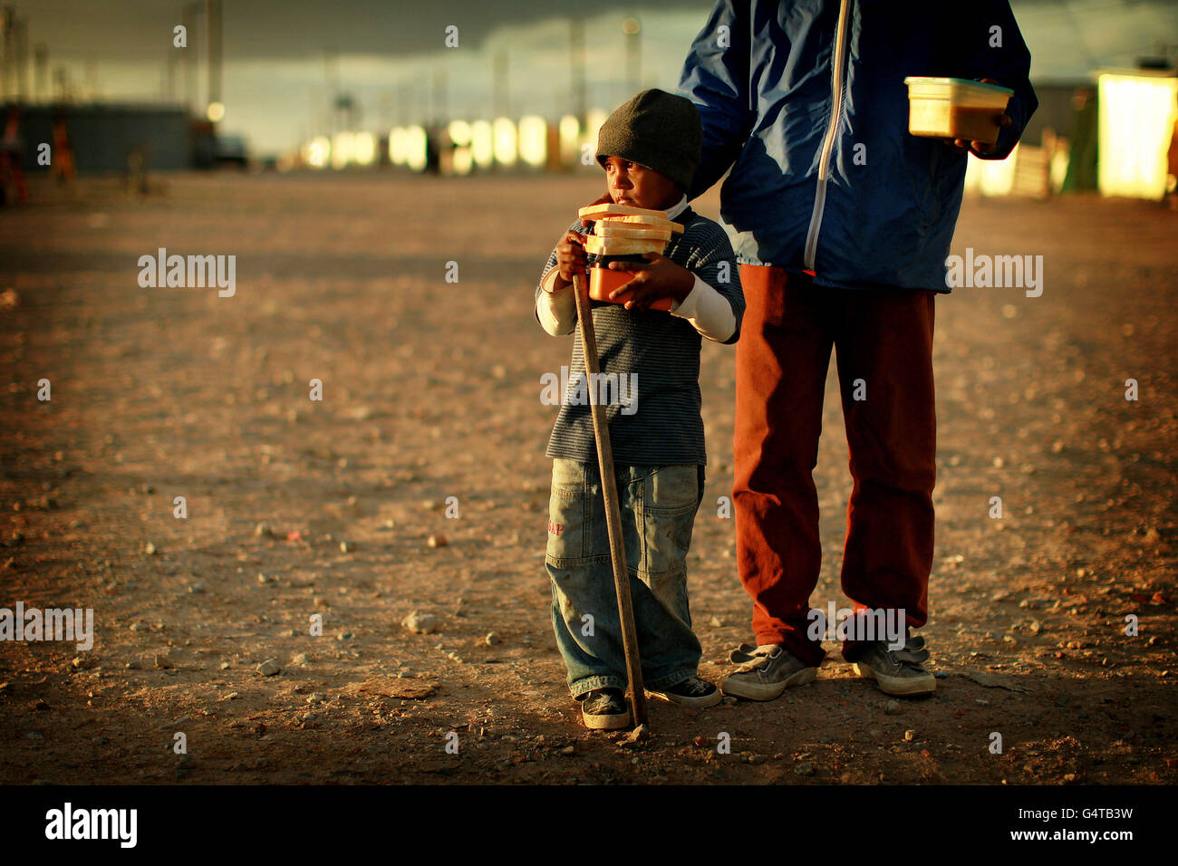 Kluft zwischen arm und reich -Fotos und -Bildmaterial in hoher ...