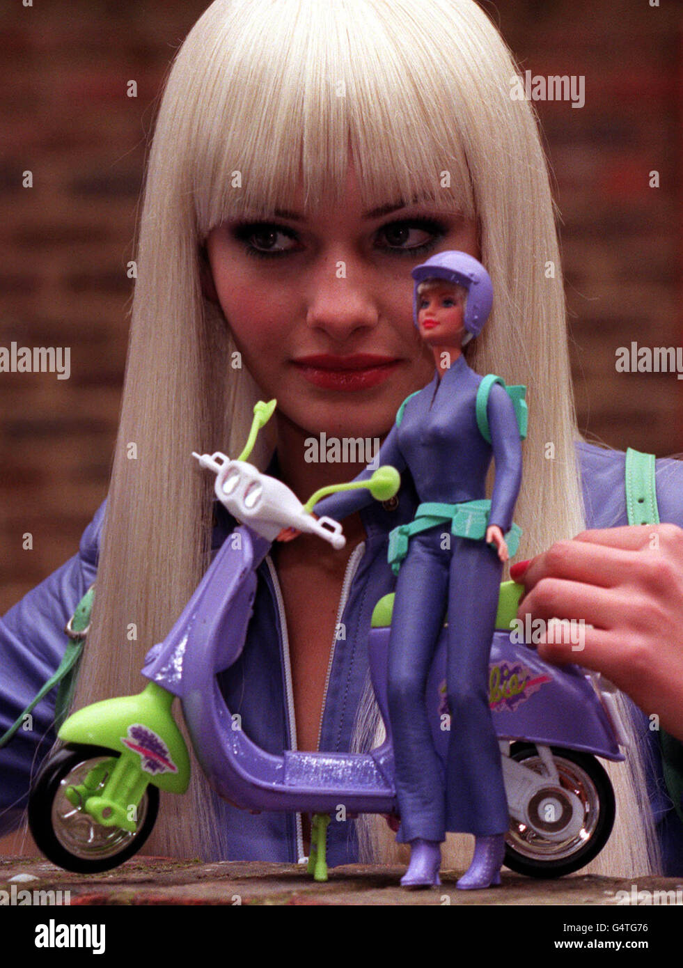 Barbie-Look wie Victoria Nott mit einer Barbie-Puppe trägt Kleidung von ...