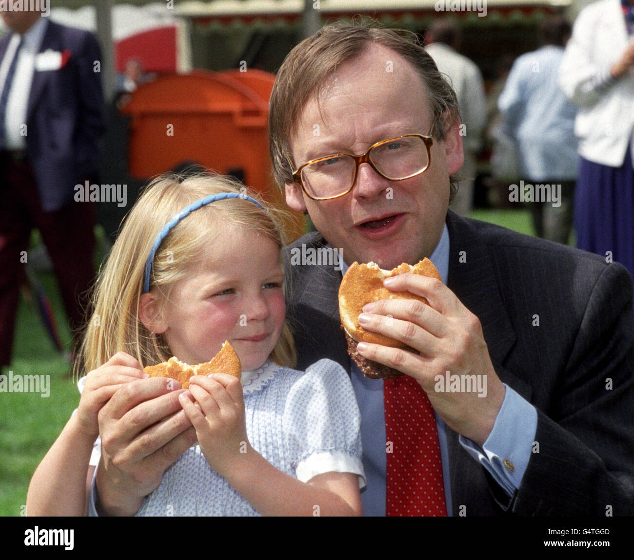Landwirtschaftsminister John Gummer mit seiner 4-jährigen Tochter ...