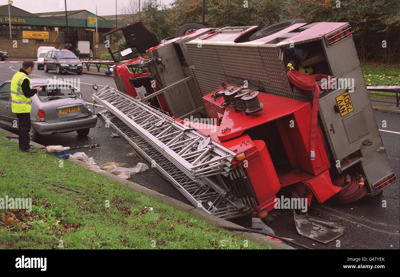 Feuerwehrauto unfall unfall szene polizei schaden leiter -Fotos und ...