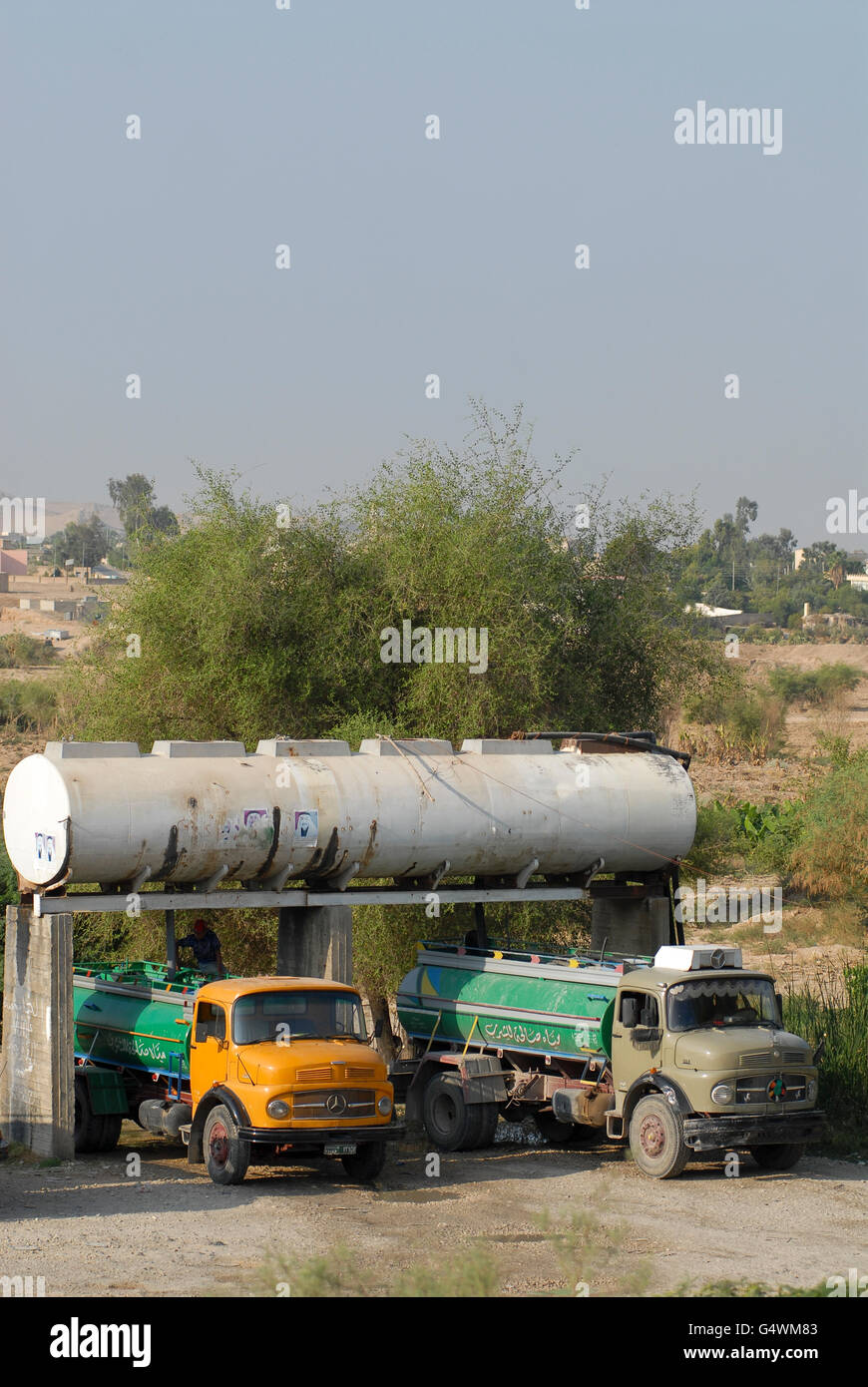 JORDANIEN-Wassertank Mit Trinkwasser Vom Jordan Fluss Und Tankwagen ...