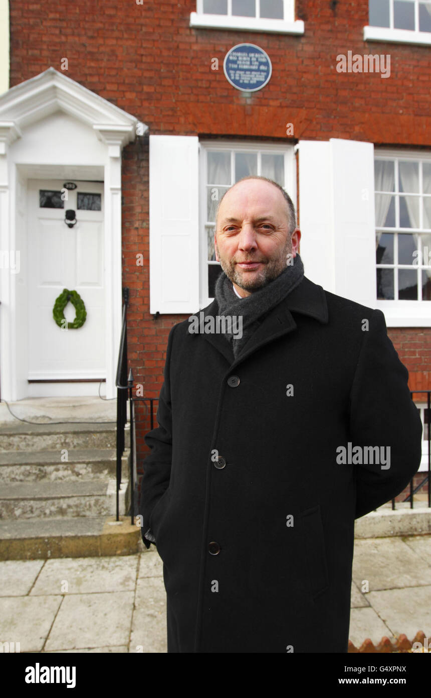 Ian Dickens, fotografiert im Garten vor dem Charles Dickens Birthplace ...