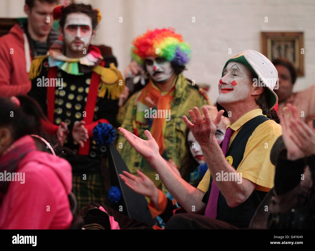Clowns mit vollem Kostüm besuchen einen Gottesdienst zum Gedenken an ...