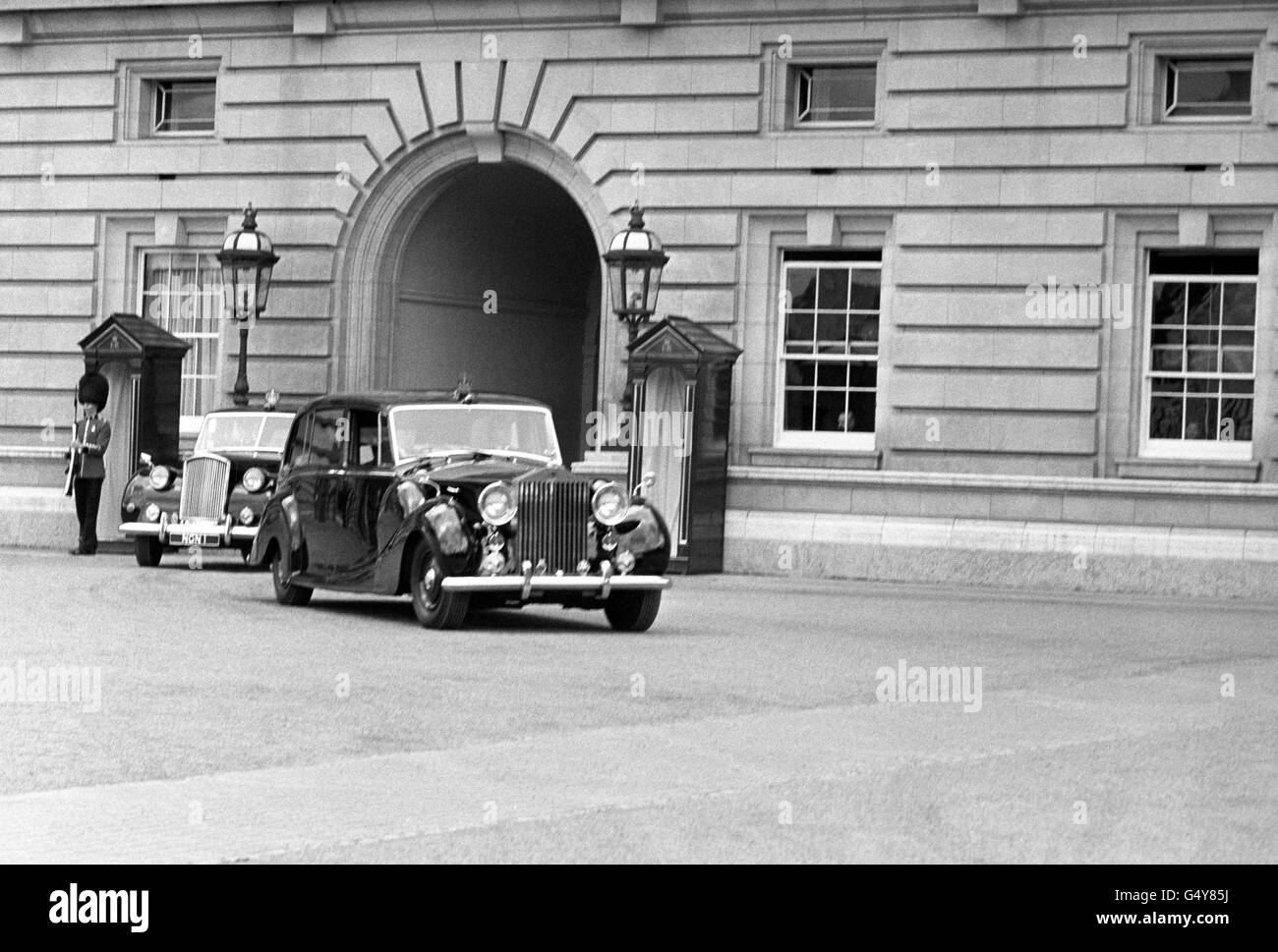 Zwei Autos verlassen die Privy Purse Door des Buckingham Palace und ...