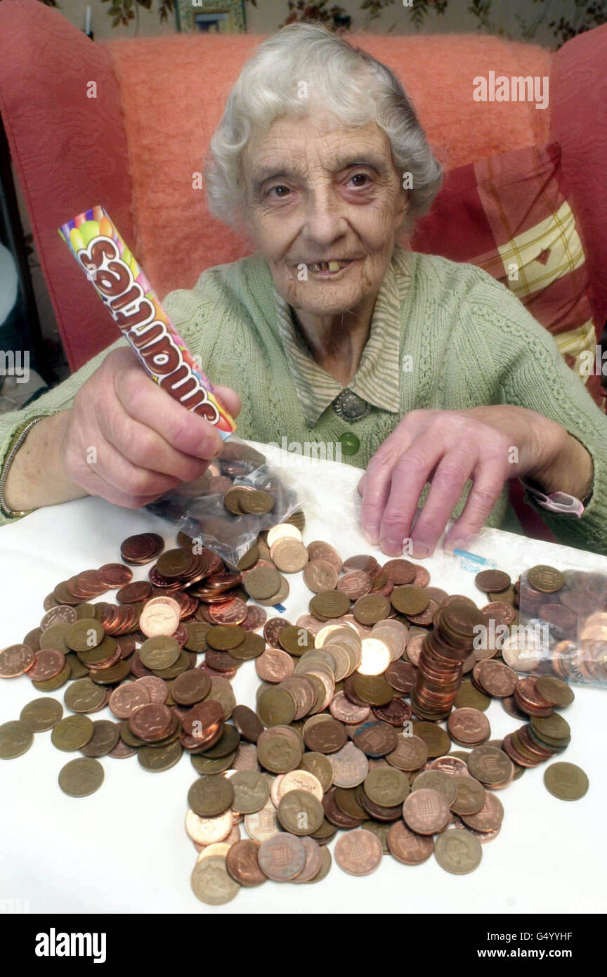 Fran Humphries, 84, mit 5 der 10,000 Cent, die sie seit 17 Jahren in ...