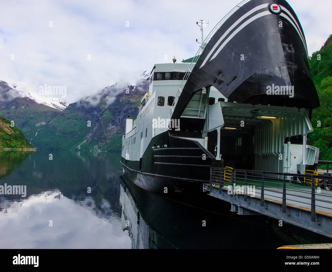 Fjord-Kreuzfahrtschiff im Hafen von Geiranger Town, Norwegen ...