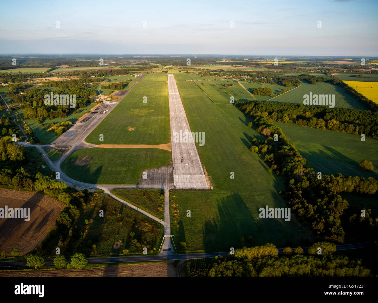 Luftaufnahme, Start-und Landebahn von der Müritz Airpark in Rechlin ...