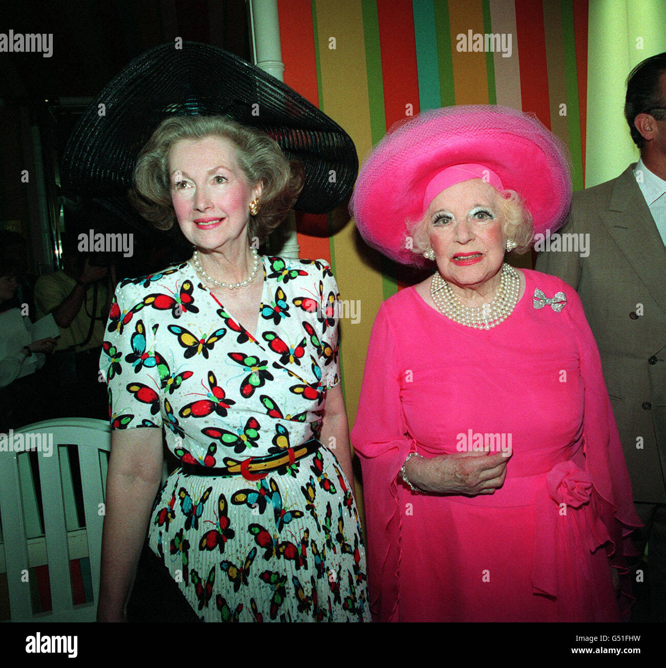 Dame Barbara Cartland (rechts) mit ihrer Tochter, La Comtesse Jean ...