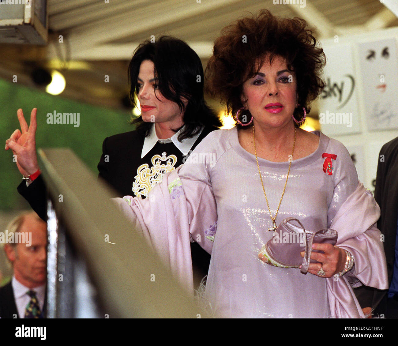 Dame Elizabeth Taylor begleitet von dem amerikanischen Popsänger ...
