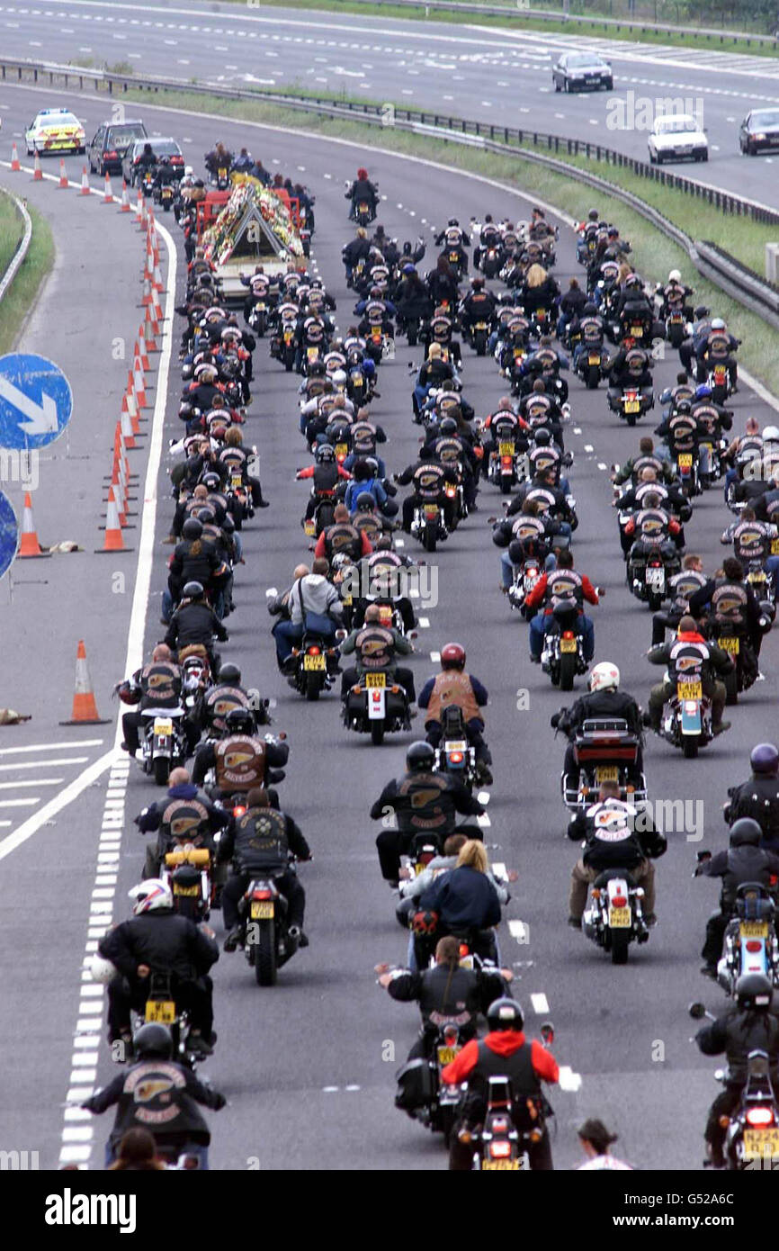 Hunderte von Hell's Angels, die Anhänger des Gründungsmitglieds Dr. Ian ...