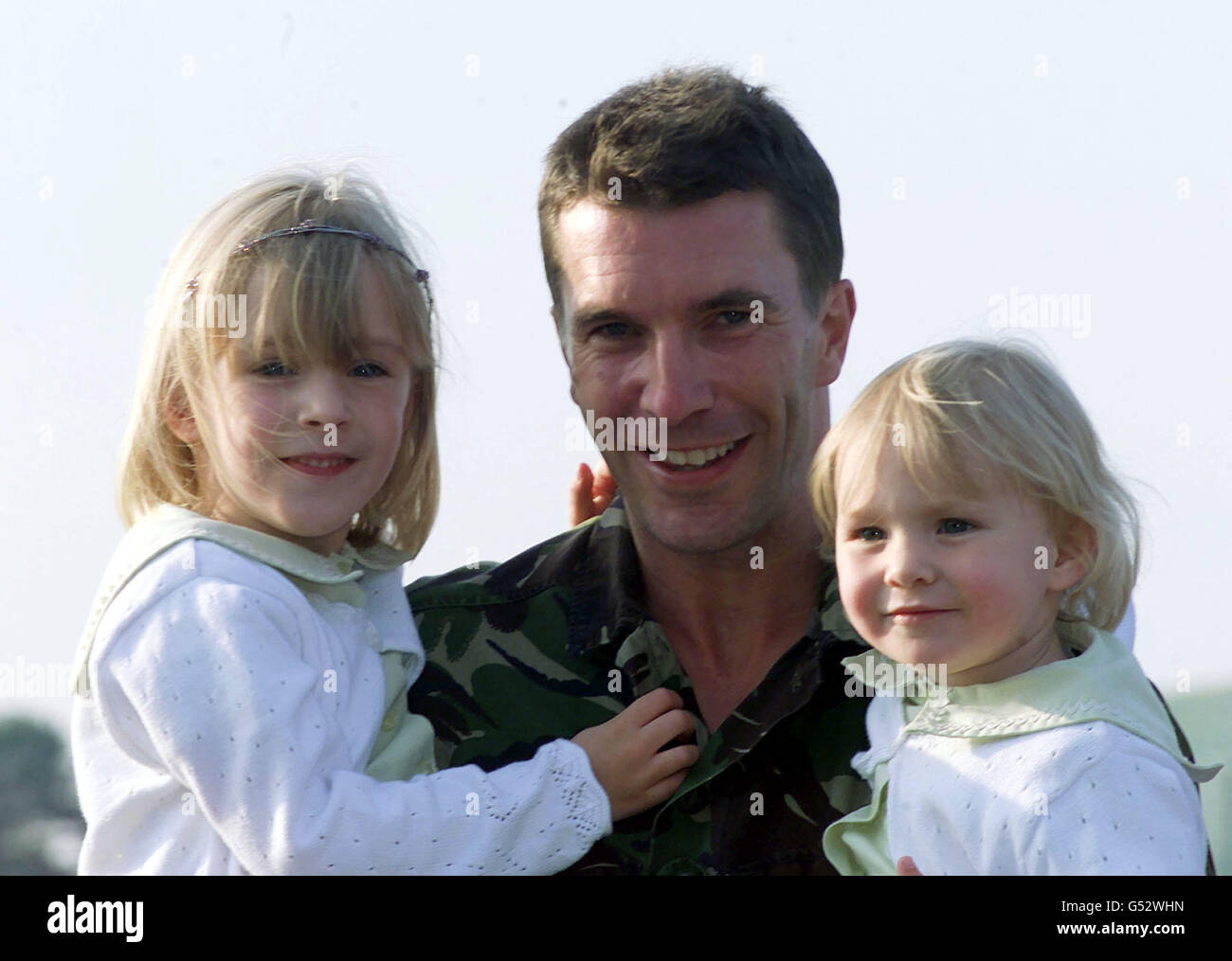 Major Andrew Harrison vom 2. Bataillon Fallschirmregiment, mit Töchtern ...