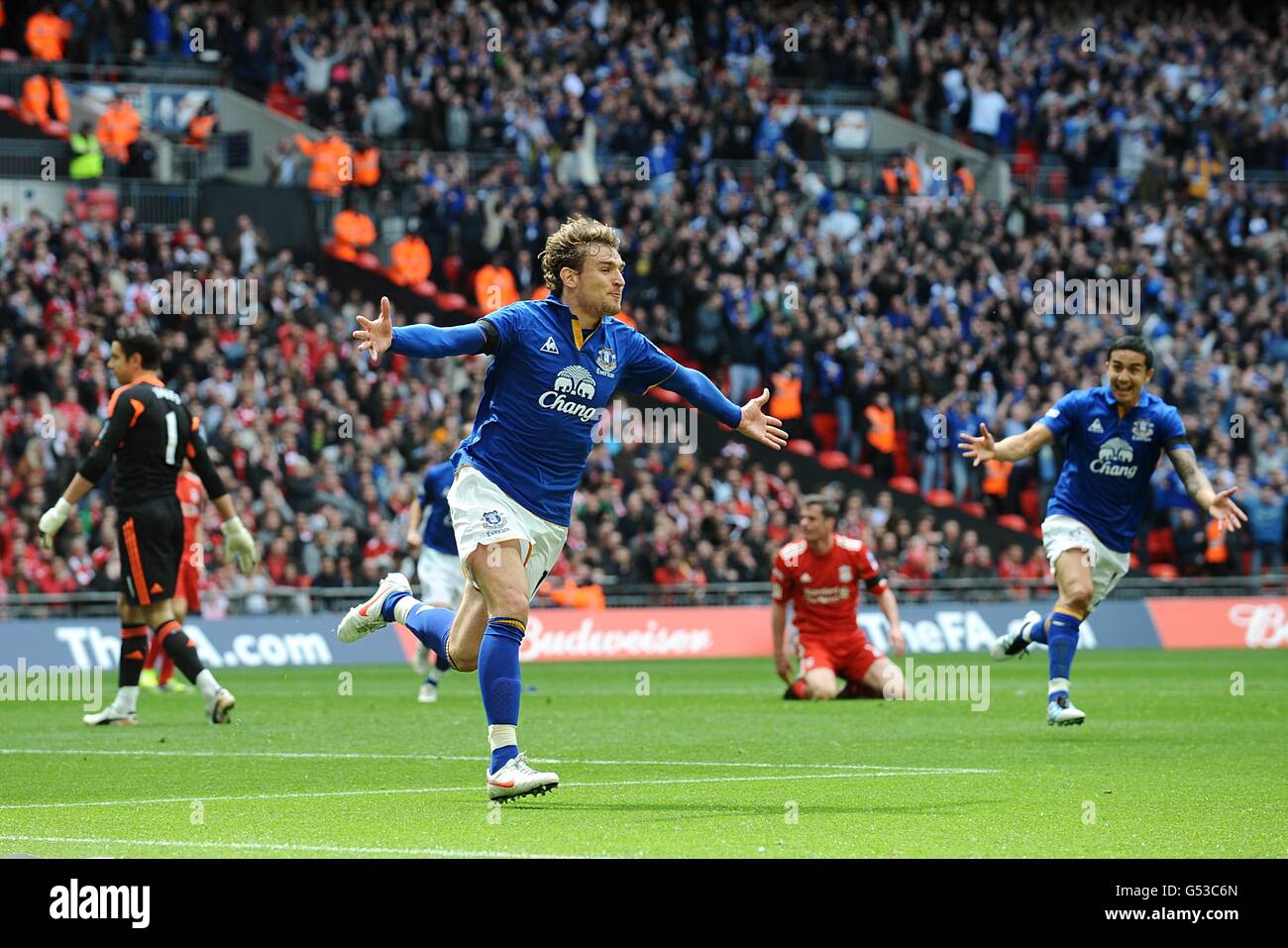 Evertons nikica jelavic feiert nach dem ersten tor seiner mannschaft ...