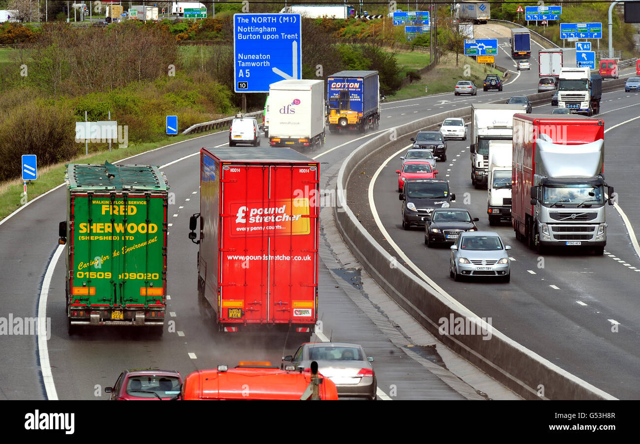 Gesamtansicht von LKW-LKWs auf der Autobahn M42. Gesamtansicht der LKW ...