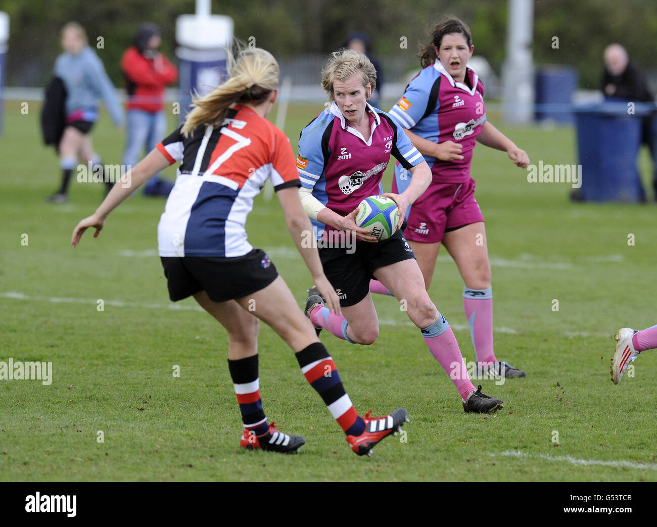 Emily Leger von Murrayfield und Lynne Reid von Cougars beim Sarah ...