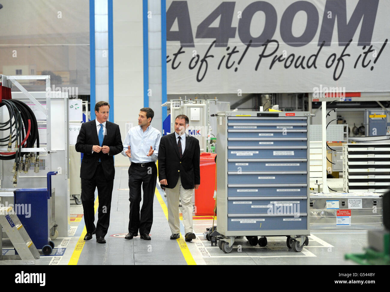 Premierminister David Cameron (links), mit dem Leiter der A400M ...