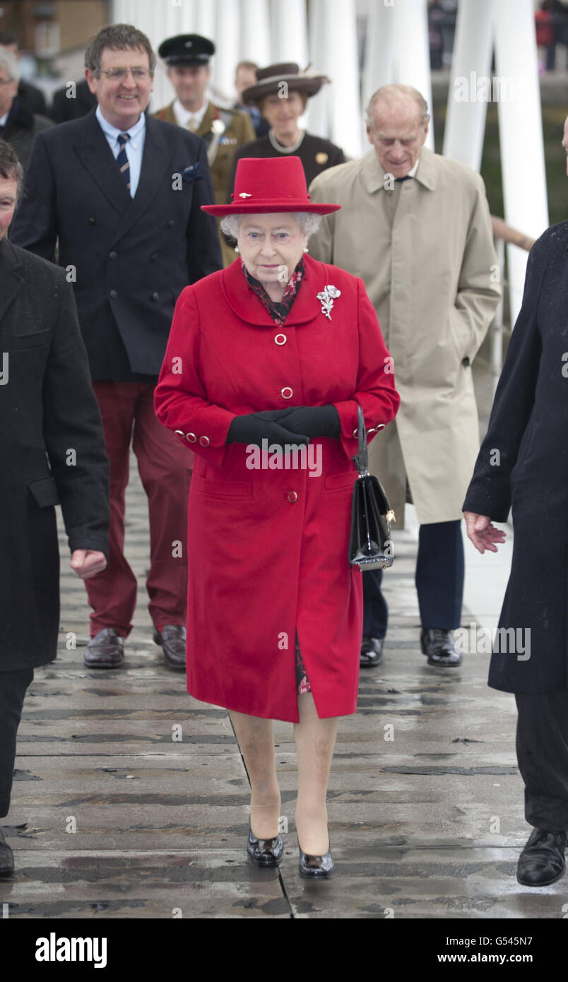 Queen Elizabeth II und Duke of Edinburgh kommen am Greenland Pier an ...