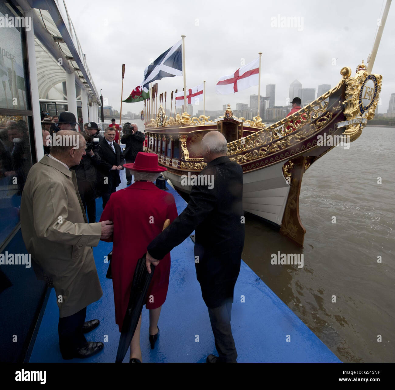 Queen Elizabeth II und Duke of Edinburgh kommen am Greenland Pier an ...