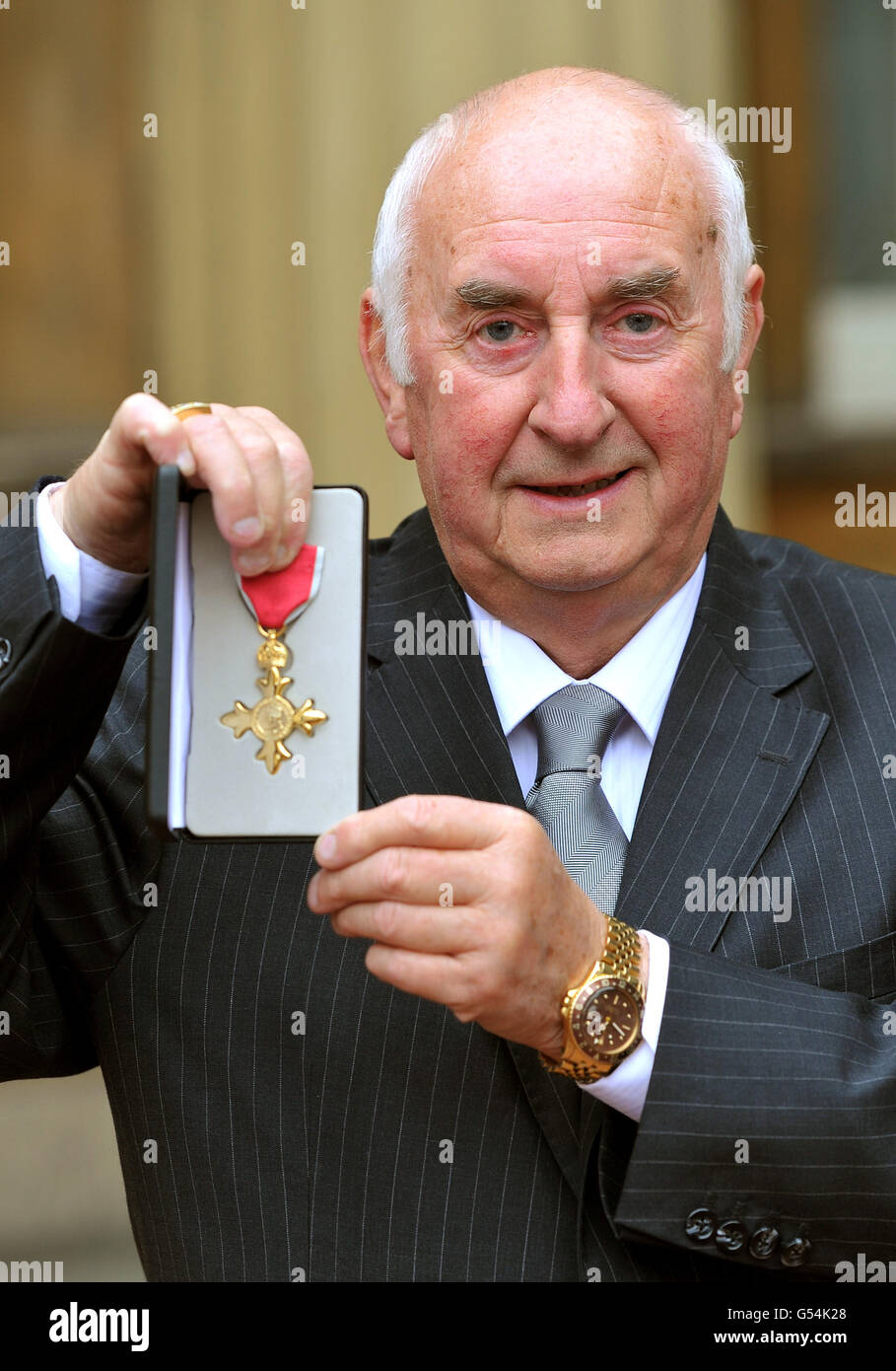 Mit seiner obe nach seiner investitur im buckingham palace -Fotos und ...