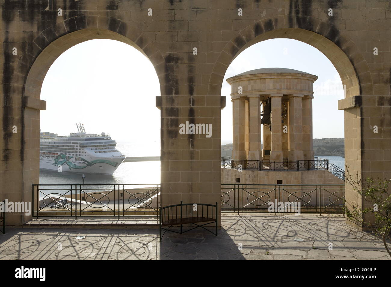 Die Siege Bell Memorial in den Lower Barrakka Gardens in Valletta, die ...