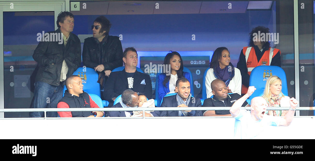 Ehefrau von manchester citys vincent kompany -Fotos und -Bildmaterial ...