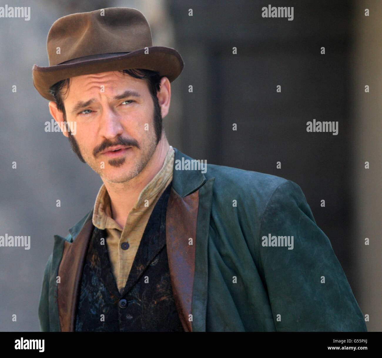 Adam Rothenberg, der Captain Homer Jackson am Set des neuen BBC-Dramas ...