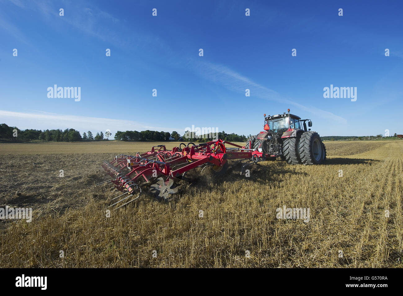 Traktor pulling Vaderstad Swift 440 Grubber, kultivieren Stoppelfeld ...