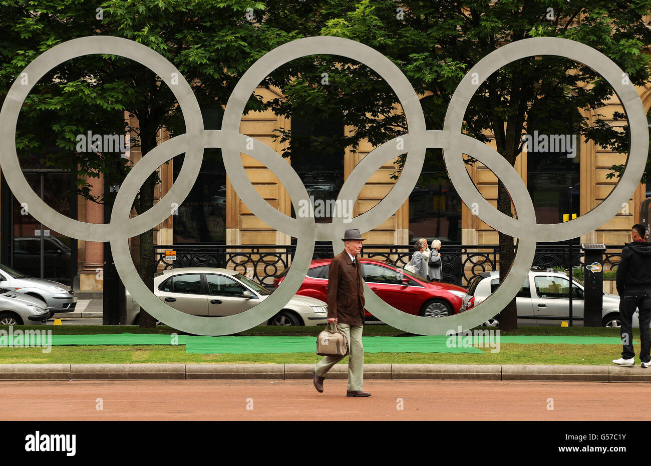 Allgemeine Ansichten Setzen Riesige Olympische Ringe In Glasgows George ...