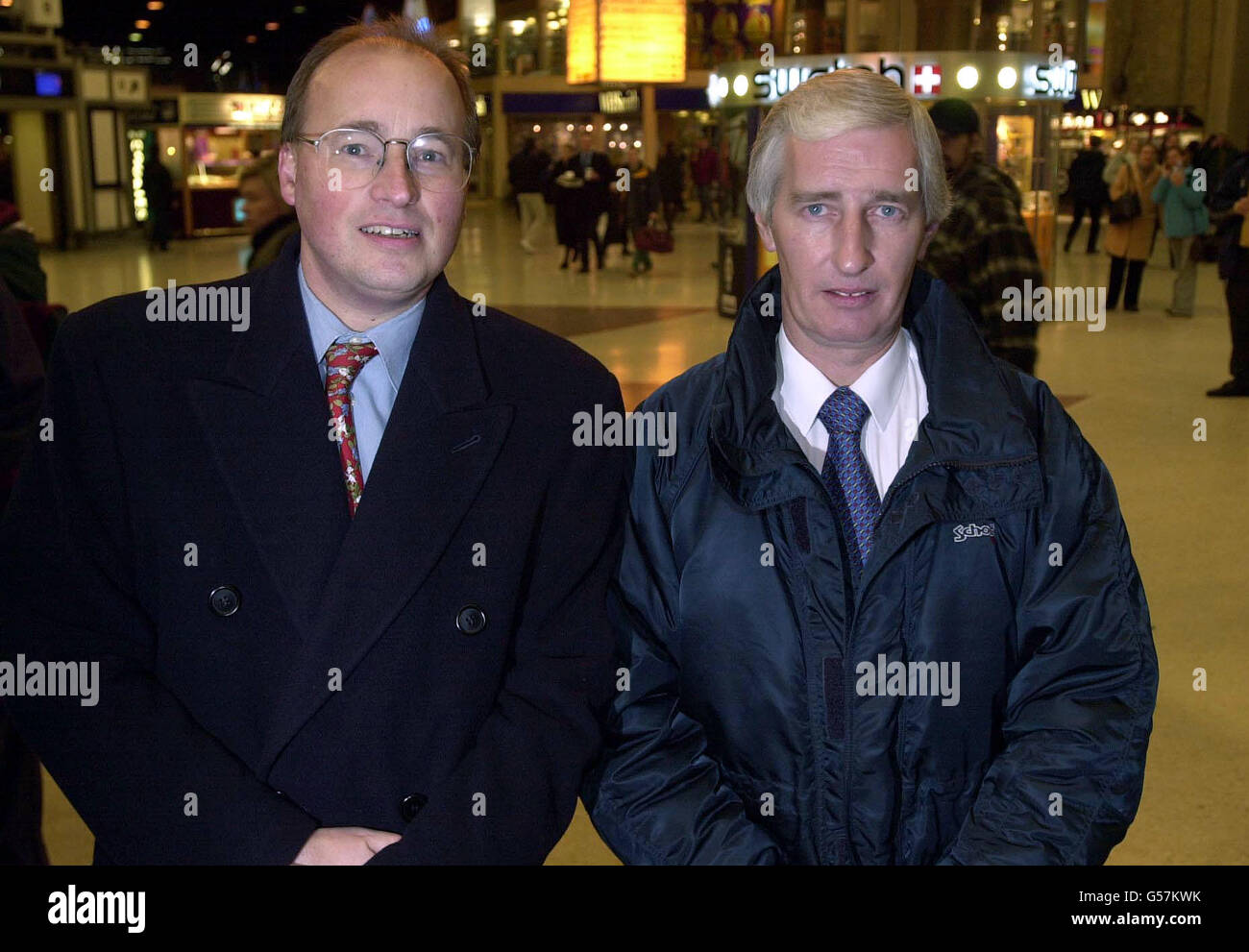 Direktor des Railtrack Southern Michael Holden (links) mit dem ...