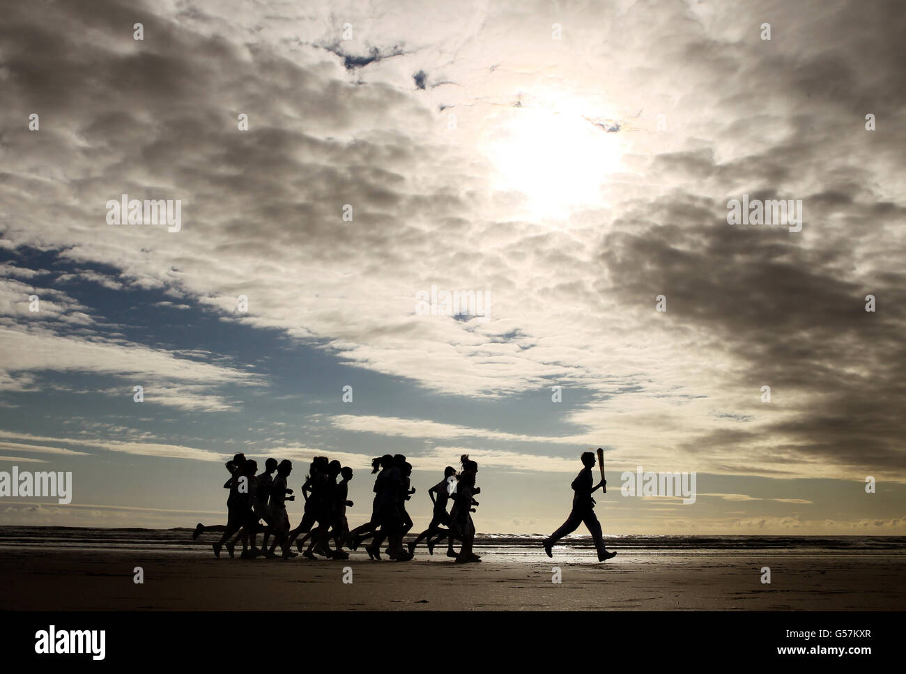 Der Fackelträger Joseph Forrester trägt die olympische Flamme mit ...