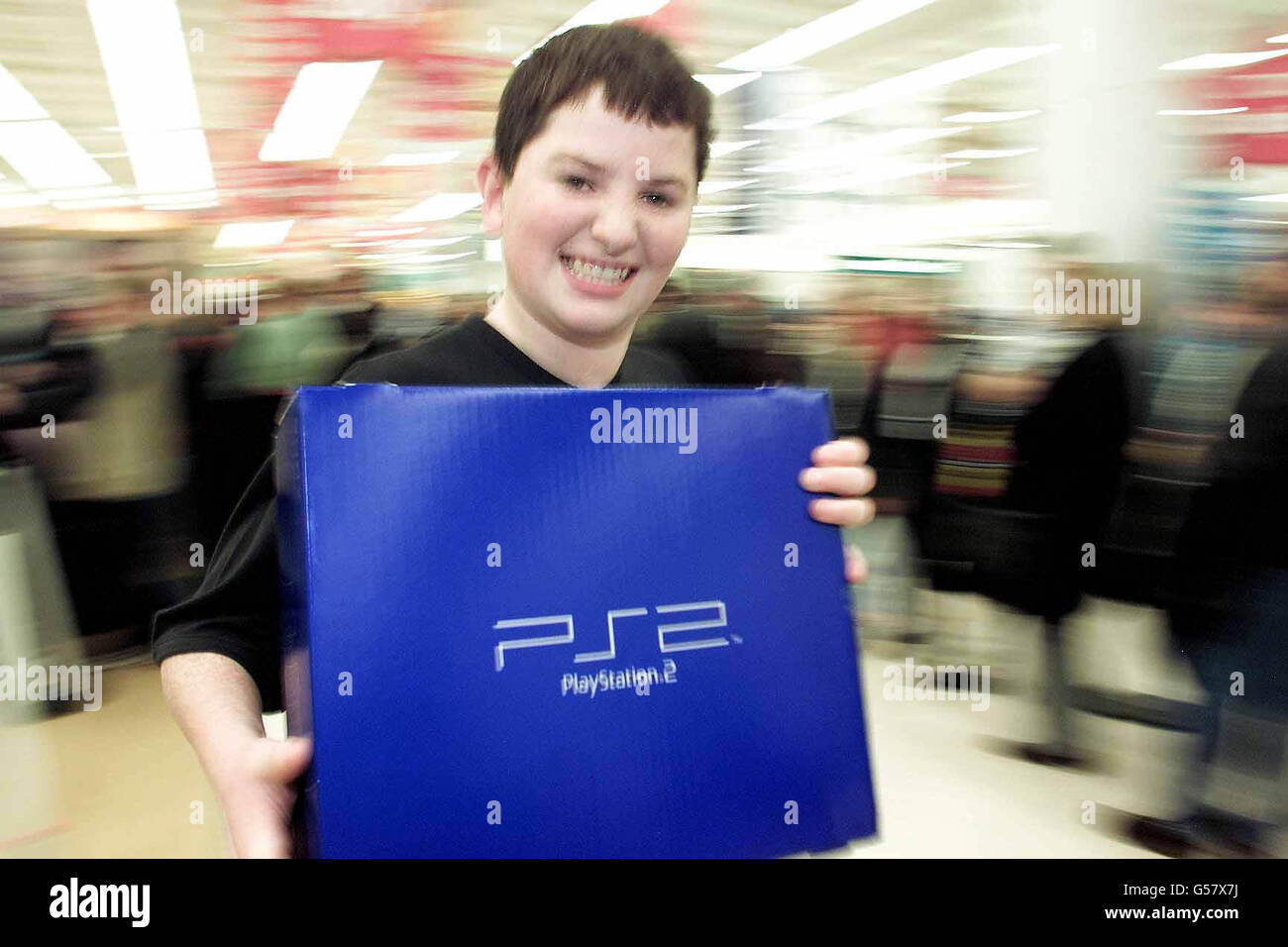 Joe Jones, 14 Jahre alt, präsentiert sein neues PlayStation 2-System im ...