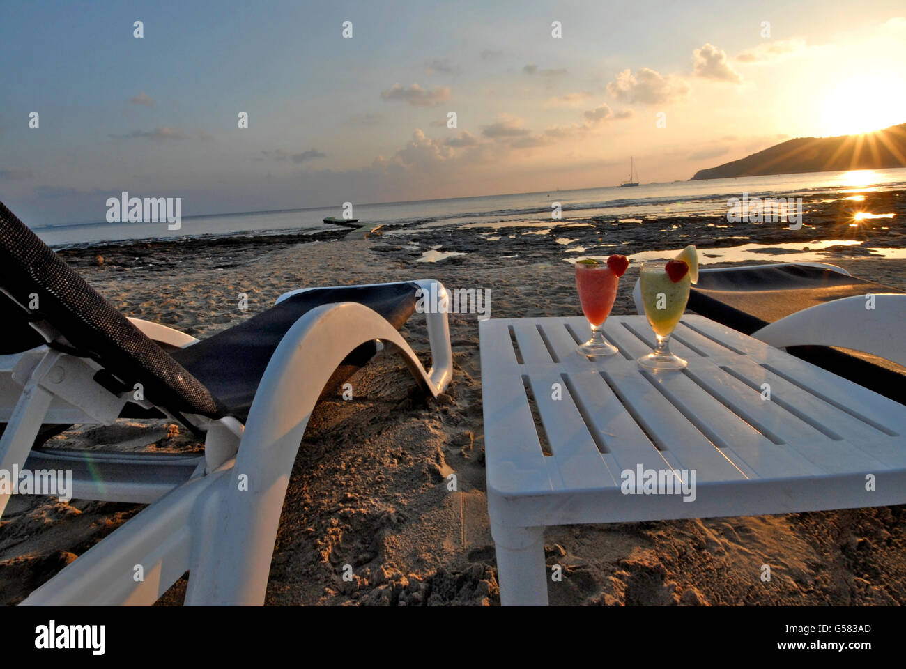 Cocktails am Strand Tisch am Strand von Salinas, Ibiza, Spanien ...