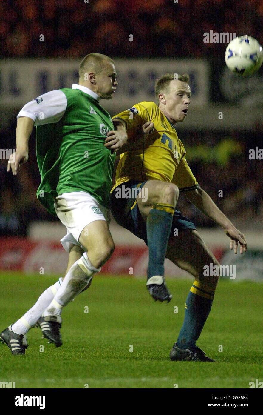 Joos Valgaeren (R) von Celtic hält Hibernians Mixu Paatelinen in ihrem ...