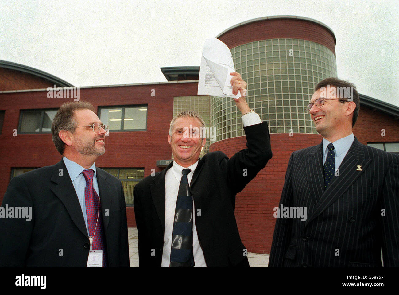 Colin hilton feiert heute den erfolgreichen schulinspektorbericht ...