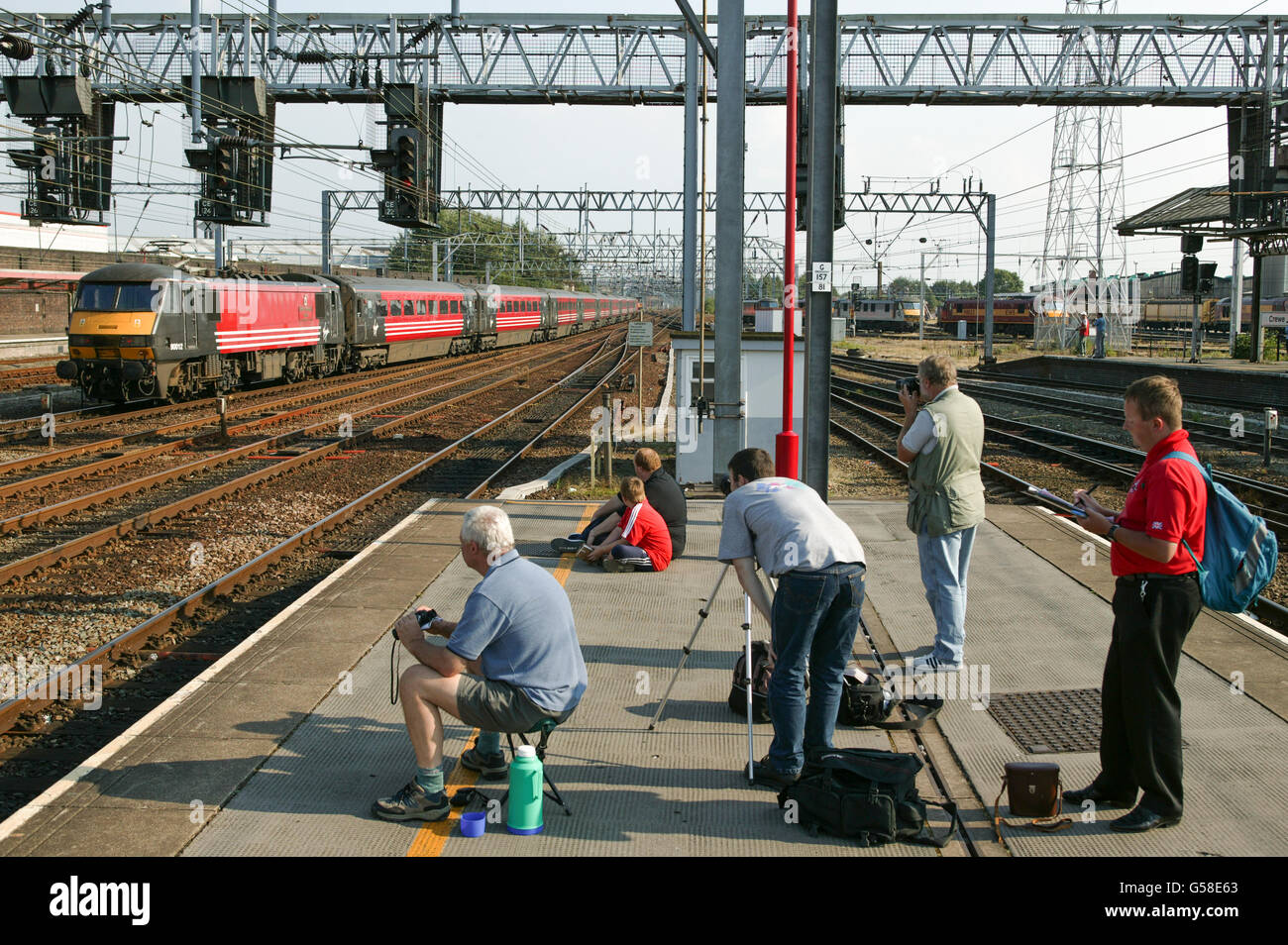 Train spotters -Fotos und -Bildmaterial in hoher Auflösung – Alamy