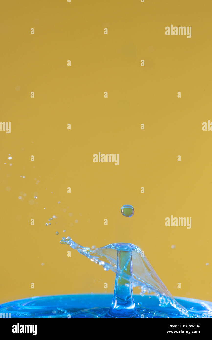 Fallender tropfen -Fotos und -Bildmaterial in hoher Auflösung – Alamy