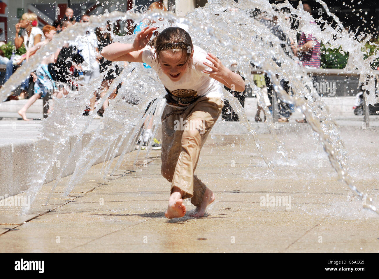 Ella, acht Jahre alt, läuft durch die Springbrunnen auf dem Old Market ...