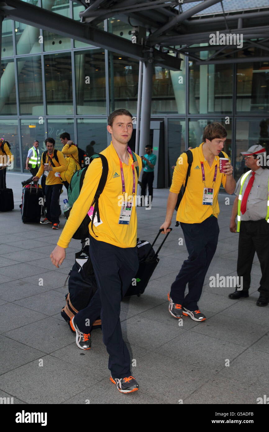 Die australische volleyballmannschaft kommt am flughafen heathrow an ...
