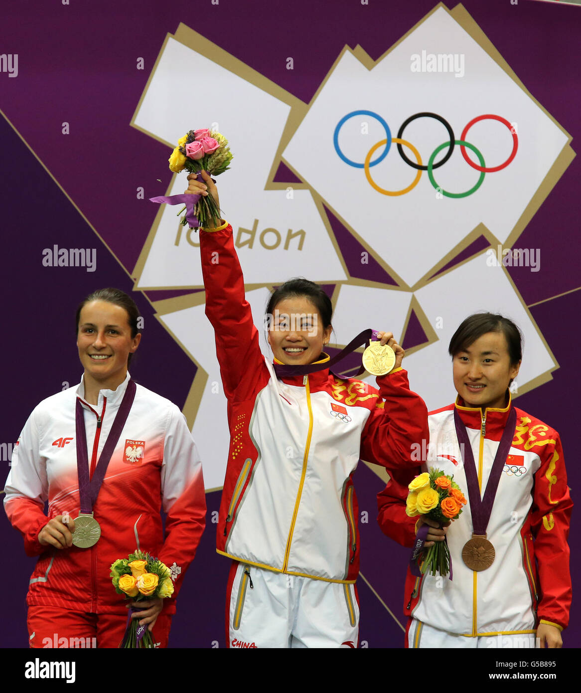 Die chinesische Siling Yi (C) mit ihrer Goldmedaille mit der ...