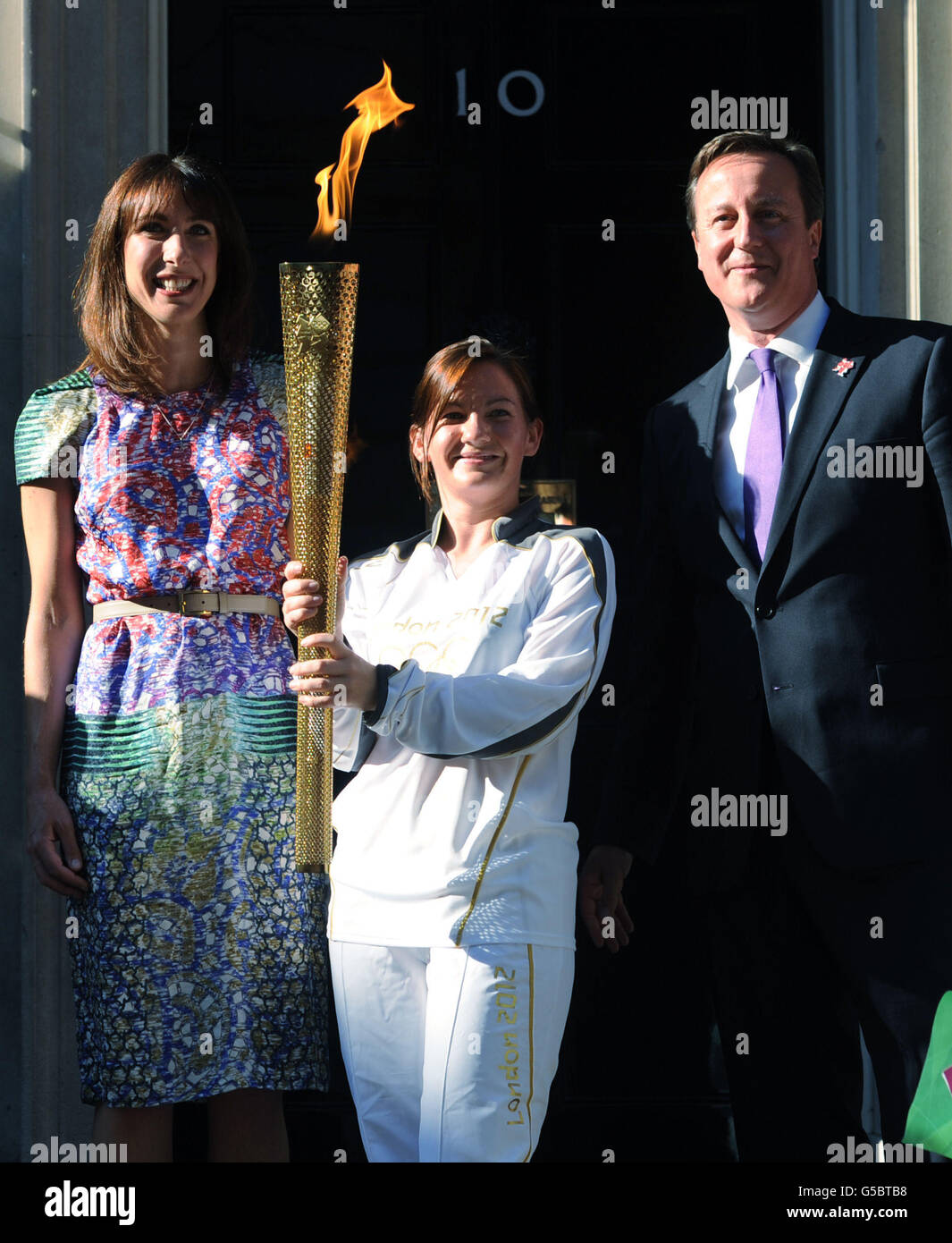 Premierminister David Cameron und seine Frau Samantha heißen die ...