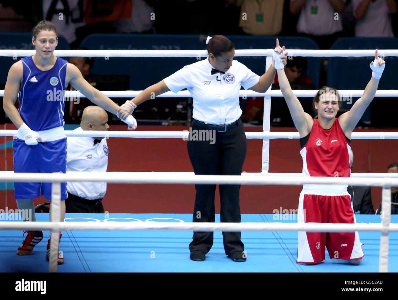 Die Irin Katie Taylor (rechts) feiert ihren Sieg mit der Russin Sofya ...