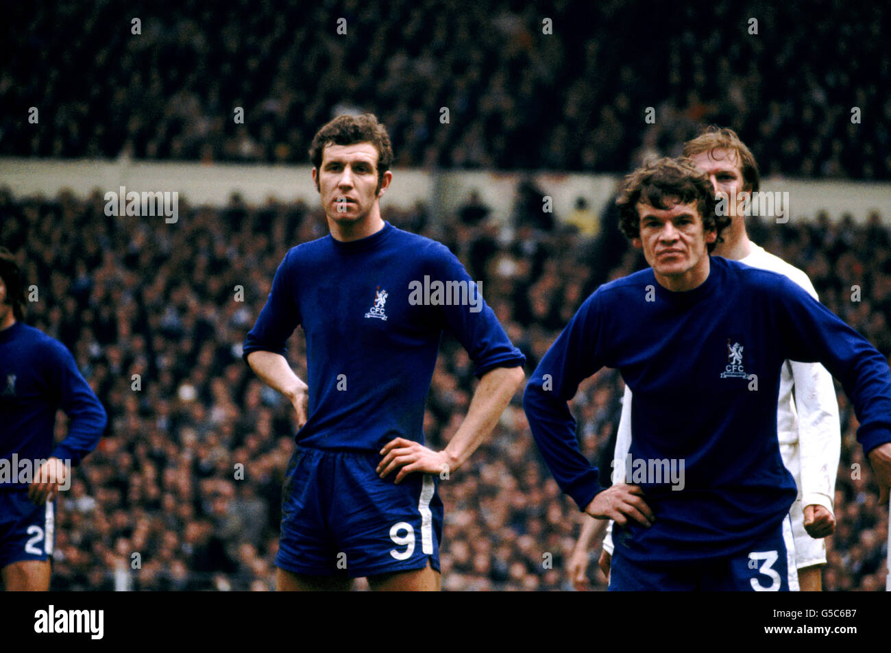 Chelsea peter osgood und eddie mccreadie warten auf eine ecke -Fotos ...
