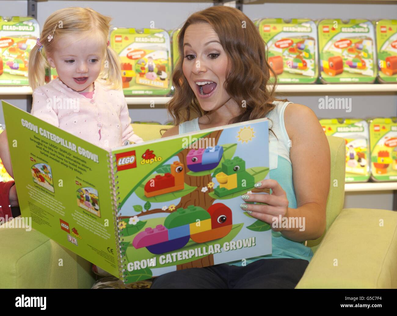 Die Kindermoderatorin Jen Pringle mit Delilah Molloy, zwei Jahre alt ...