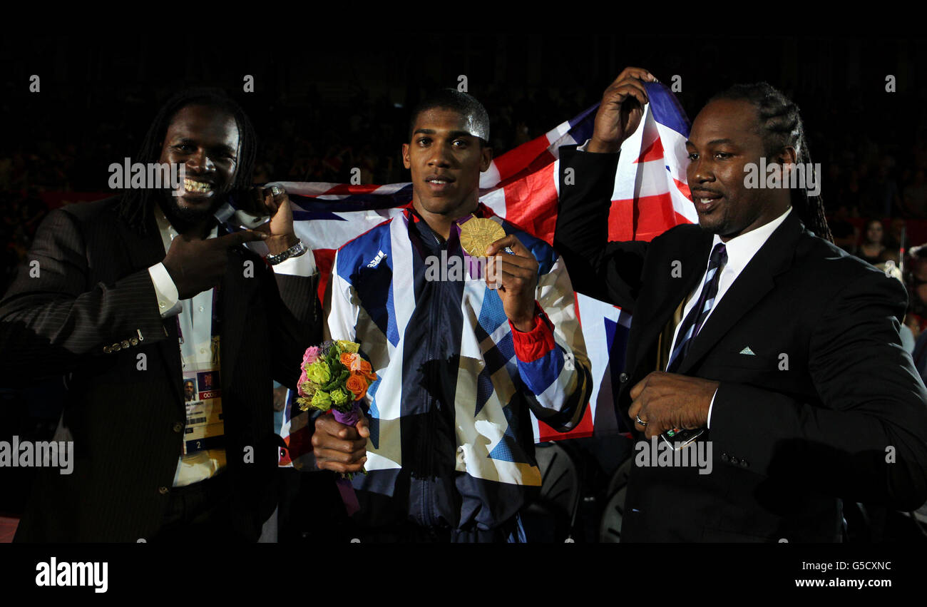 Der britische Anthony Joshua (Mitte) feiert mit den ehemaligen ...