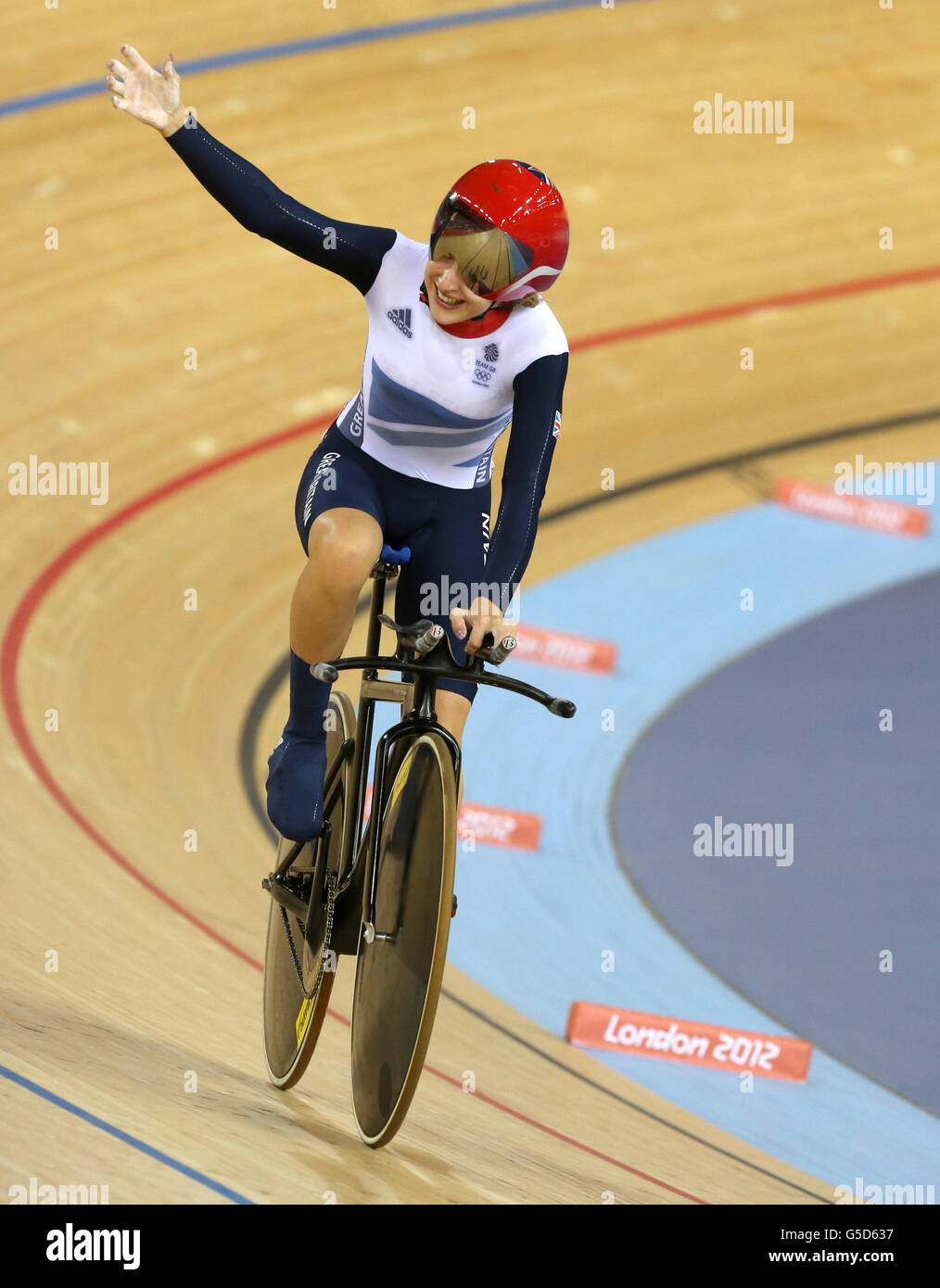 Die britische Laura Trott feiert den Gewinn der Goldmedaille im Women's ...