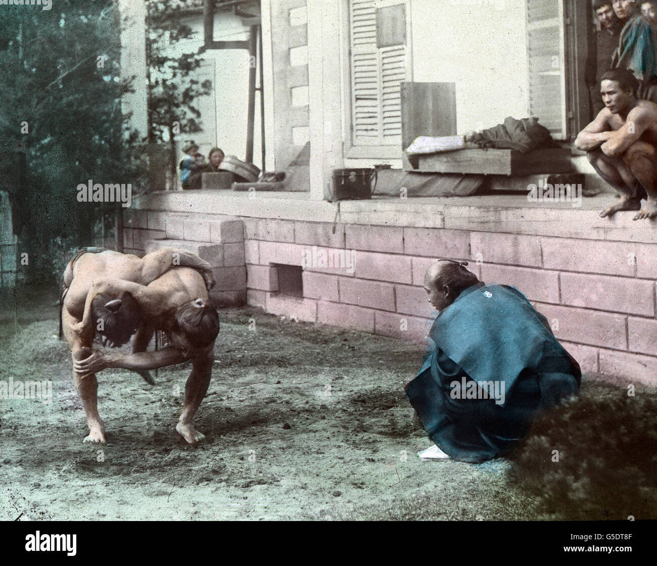 Zwei Sumo-Ringer Beim Ringkampf Und IGV Schiedsrichter. Asien, Japan ...