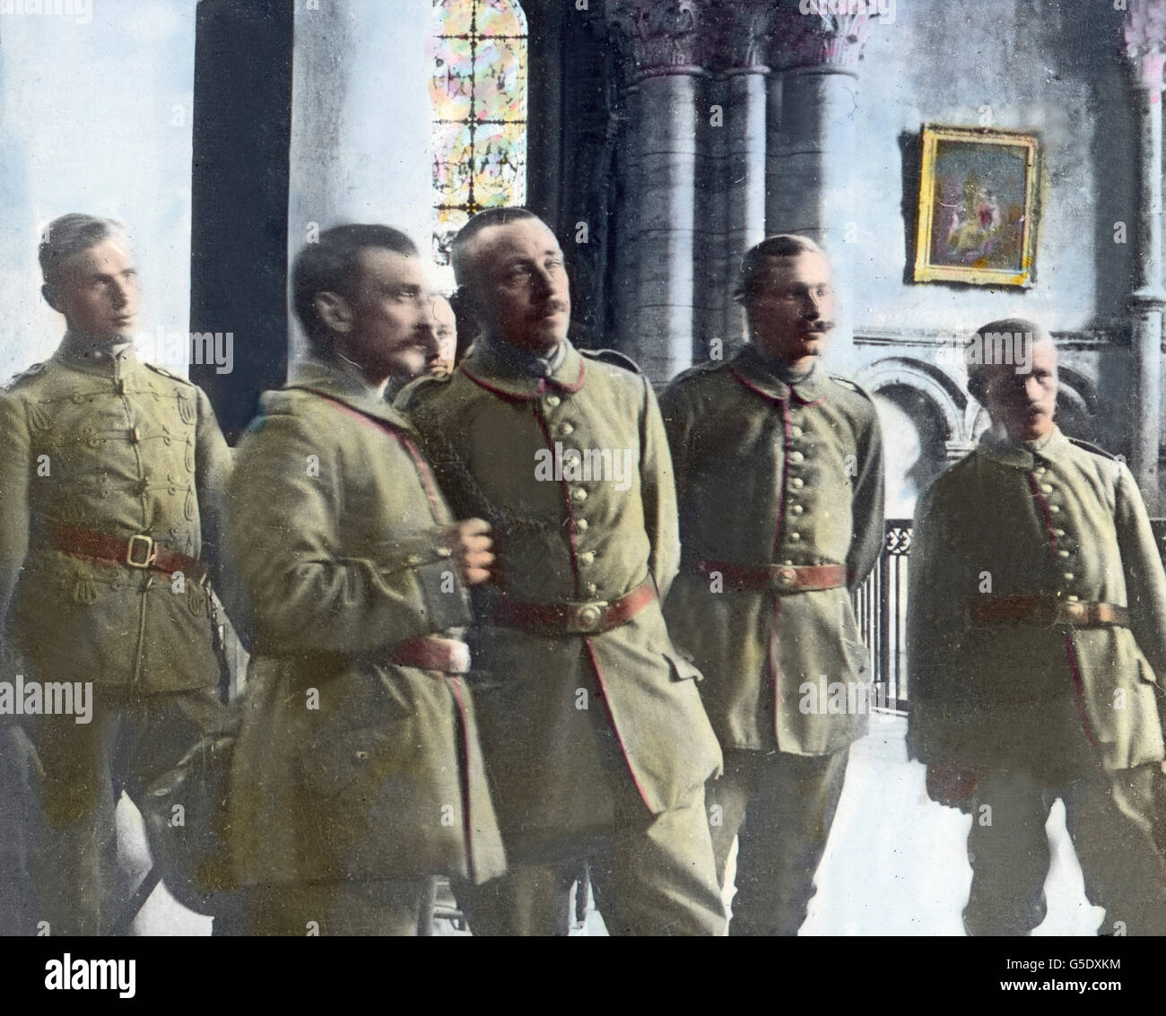 Deutsche Soldaten Besichtigen Eine Kirche. Deutsche Soldaten eine Kirche zu besuchen ...