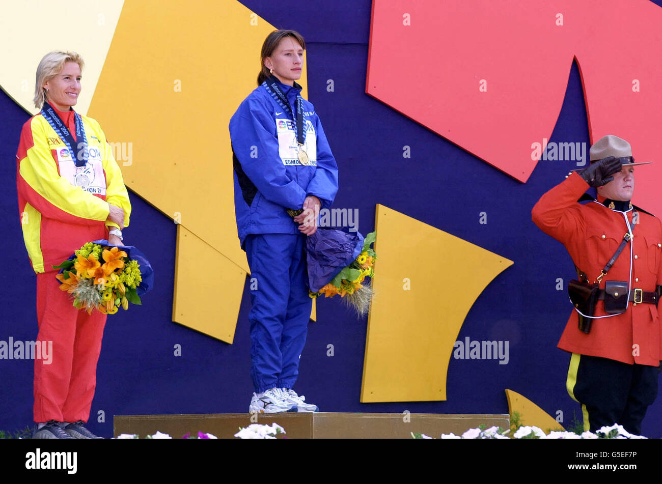 Die russische Olga Yegorova erhält die Goldmedaille mit der ...
