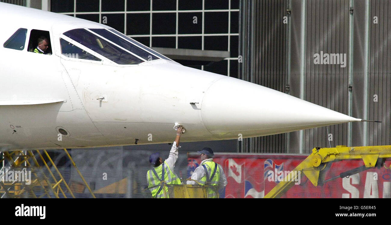 Ein Bodentechniker reinigt die Front von Concorde auf der British ...